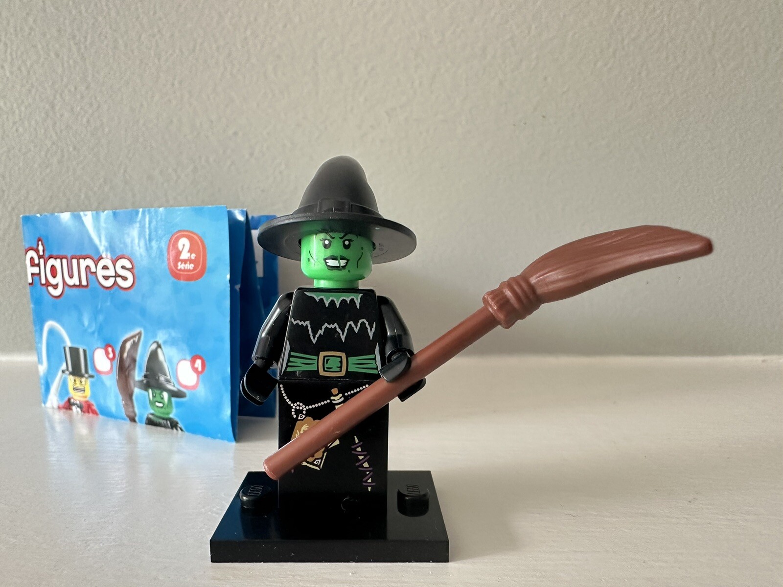 ++ LEGO Minifigure Minifig Series 2 WITCH broom monster stand 850487 ...