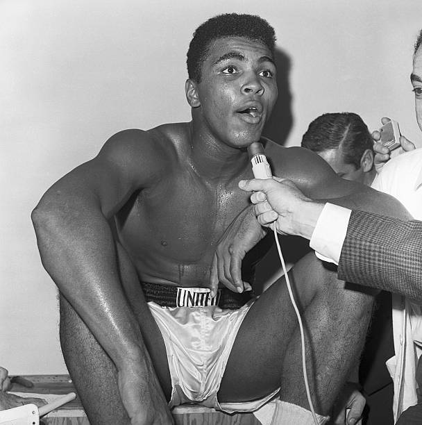 Muhammad Ali talks journalists after defeating Archie Moore a H- 1962 ...
