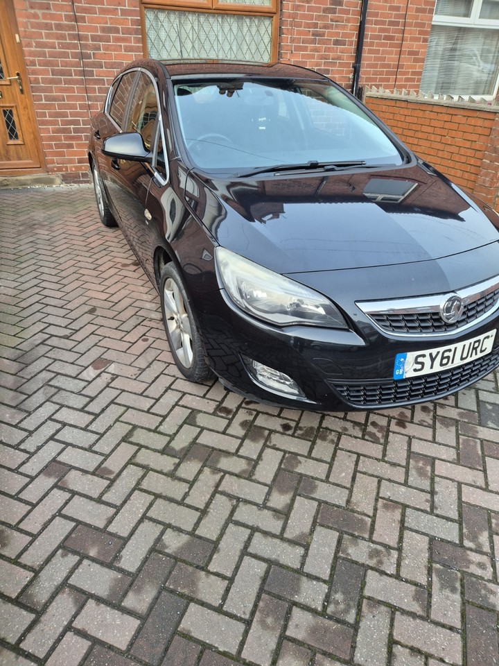 Vauxhall Astra 1.4 Petrol Sri.61 Plate. MOT till November 2026. Needs A ...