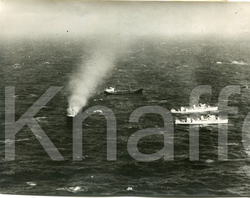 altes Foto brennendes Schiff German Coaster "Vormann Rass" #3, 1950er ...
