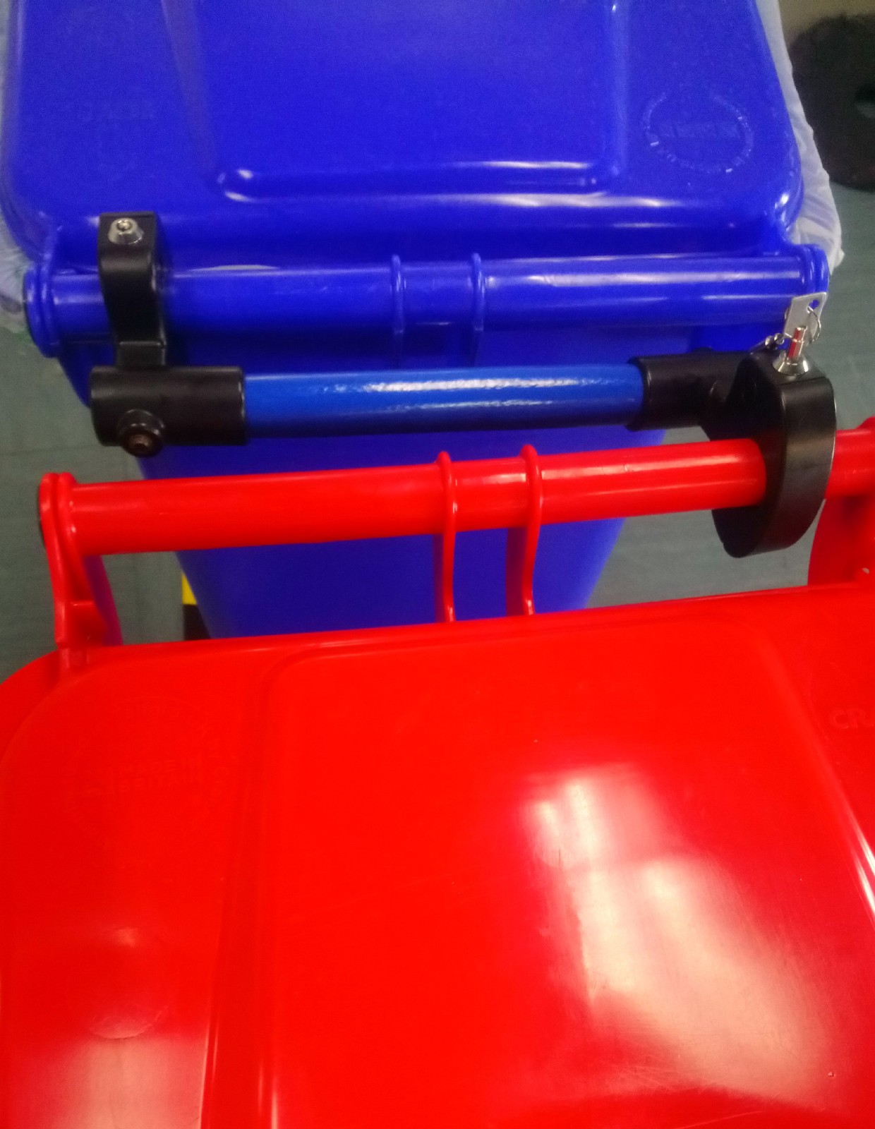 Wheelie bin lock, clamp. Smart bin clamp Snap on or Lock on NO DRILLING ...