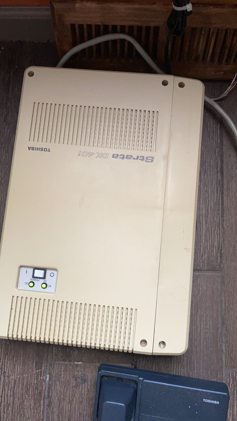 Toshiba Phone System w/Strata DK 40i Wall System 5 Phones And A Control ...
