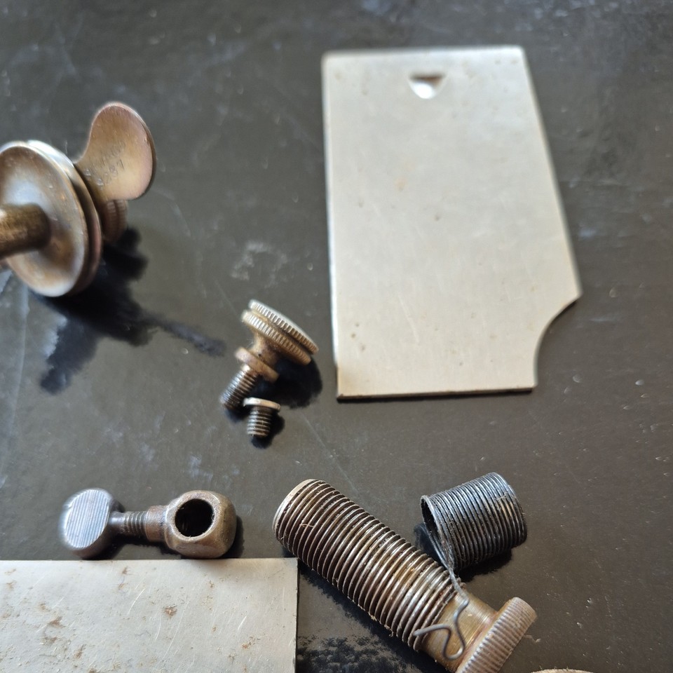 Vintage Singer Oringinal Sewing Machine bobin cover and screws cc893 ...