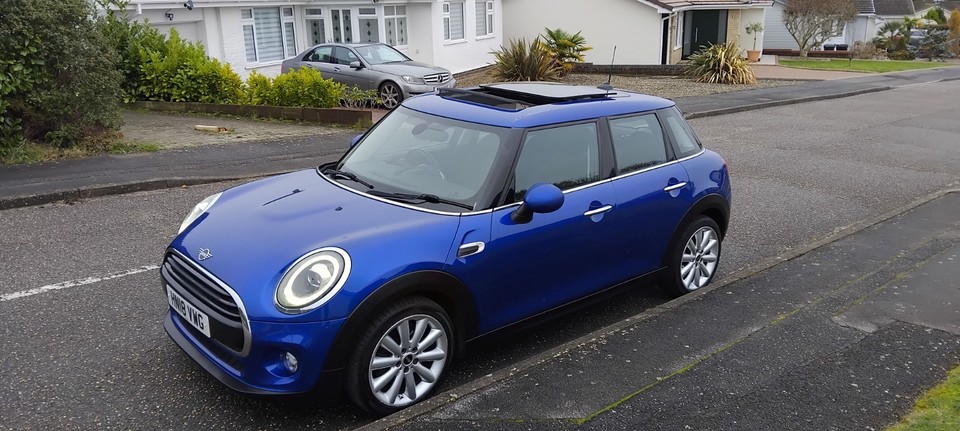 MINI COOPER. 5 DOOR HATCHBACK. 2018. FULL PANORAMIC ELECTRIC SUNROOF ...