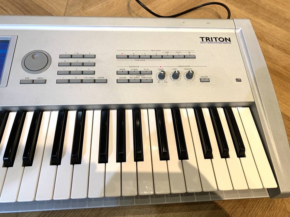 Korg Triton 61 key Synthesizer Music Workstation keyboard Music ...