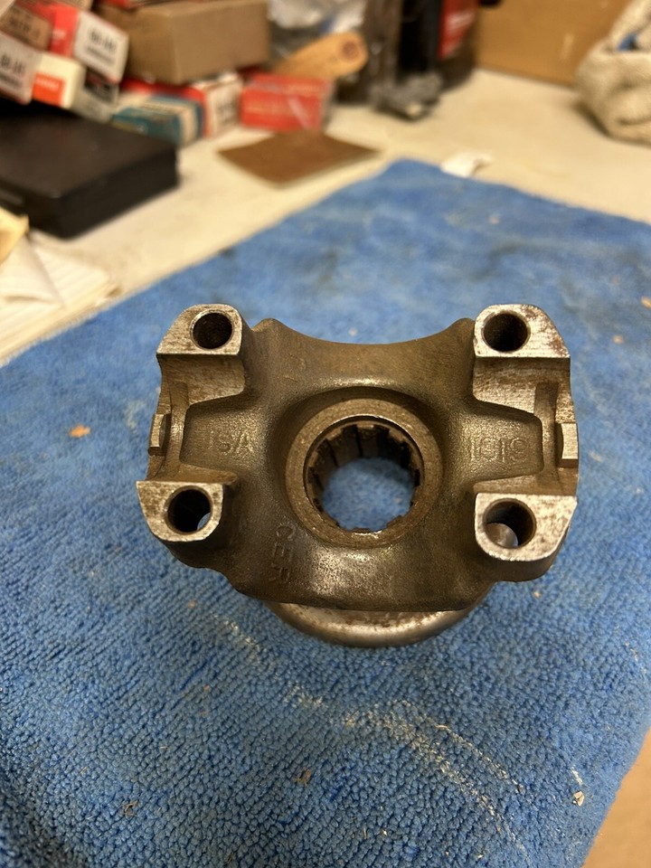 NOS FORD NP 205 TRANSFER CASE 1310 CV END YOKE 10 SPLINE FRONT OUTPUT ...