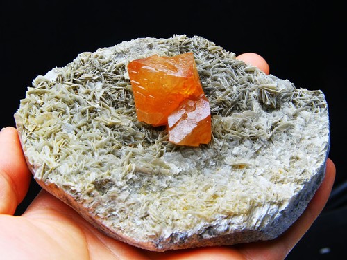 640 grams of natural orange-yellow octahedral scheelite specimen ...