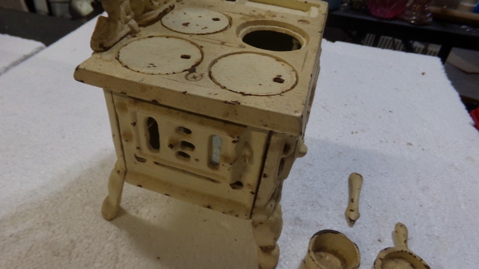 VINTAGE CAST IRON MINI STOVE WITH ACESS. POTS PANS YELLOW SKILLET SIDE ...