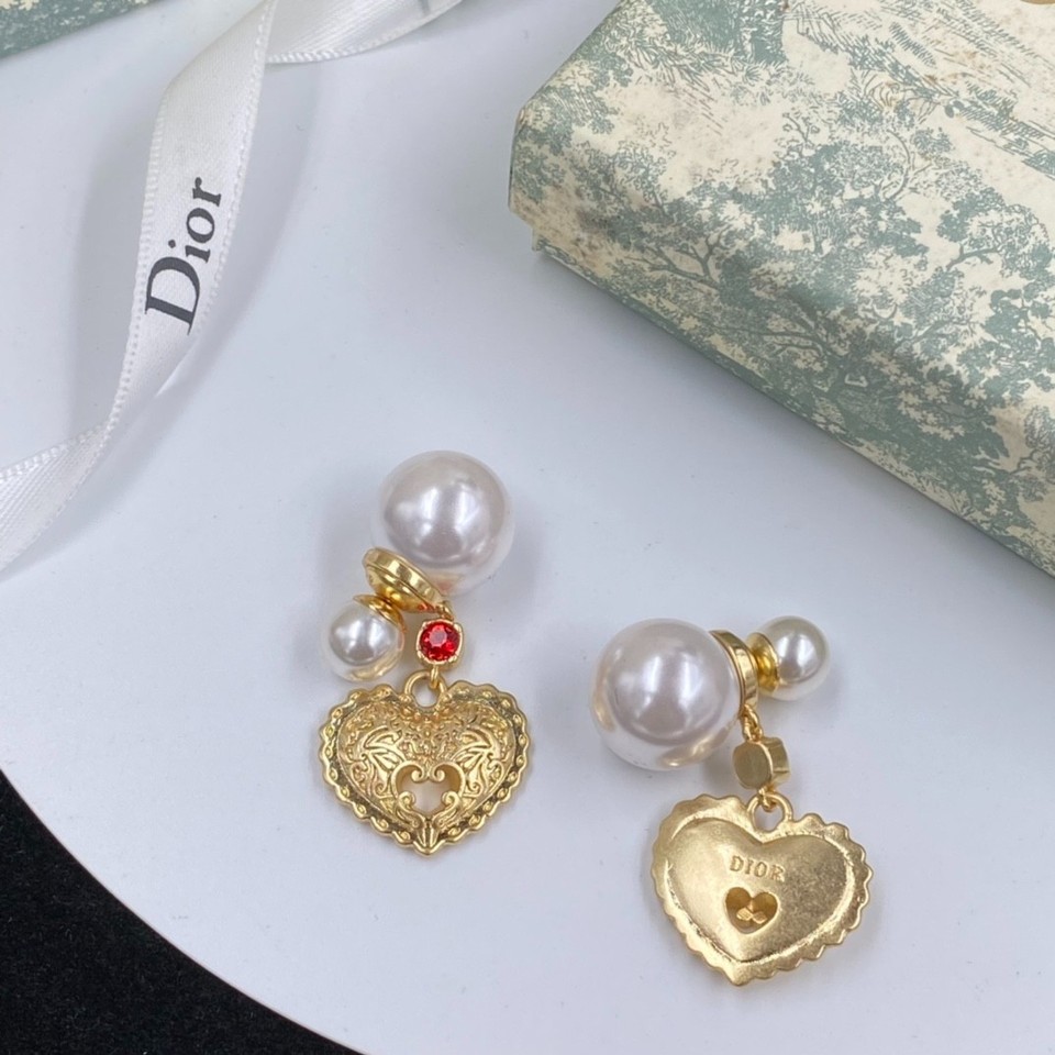 2025 Ladies C-D Golden Pearl heart Hollowed-out pendant stud earrings ...