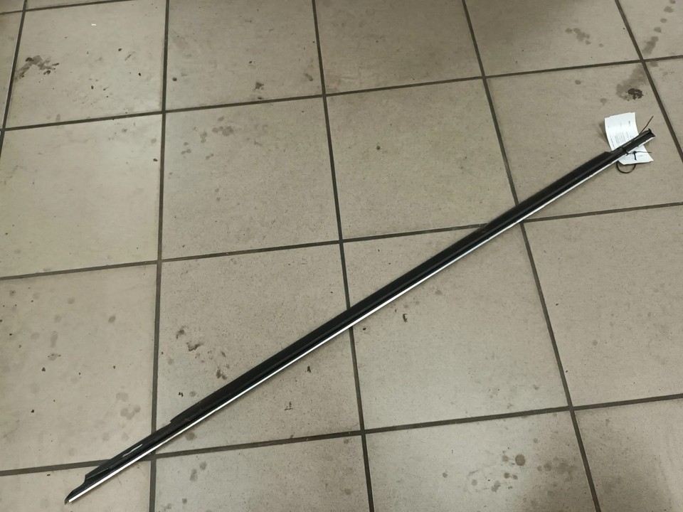 VW PASSAT B7 ALLTRACK 365 Front Right Door Window Molding 3C4837475 ...