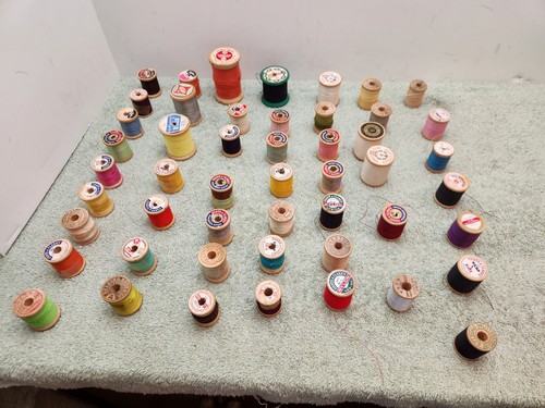 50 VINTAGE WOODEN SPOOLS SEWING THREAD MIXED LOT OF COLORS SIZES MAKERS ...