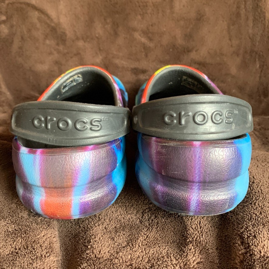 CROCS UNISEX BISTRO RAINBOW TYE DYE SLIP RESISTANT SL… - Gem