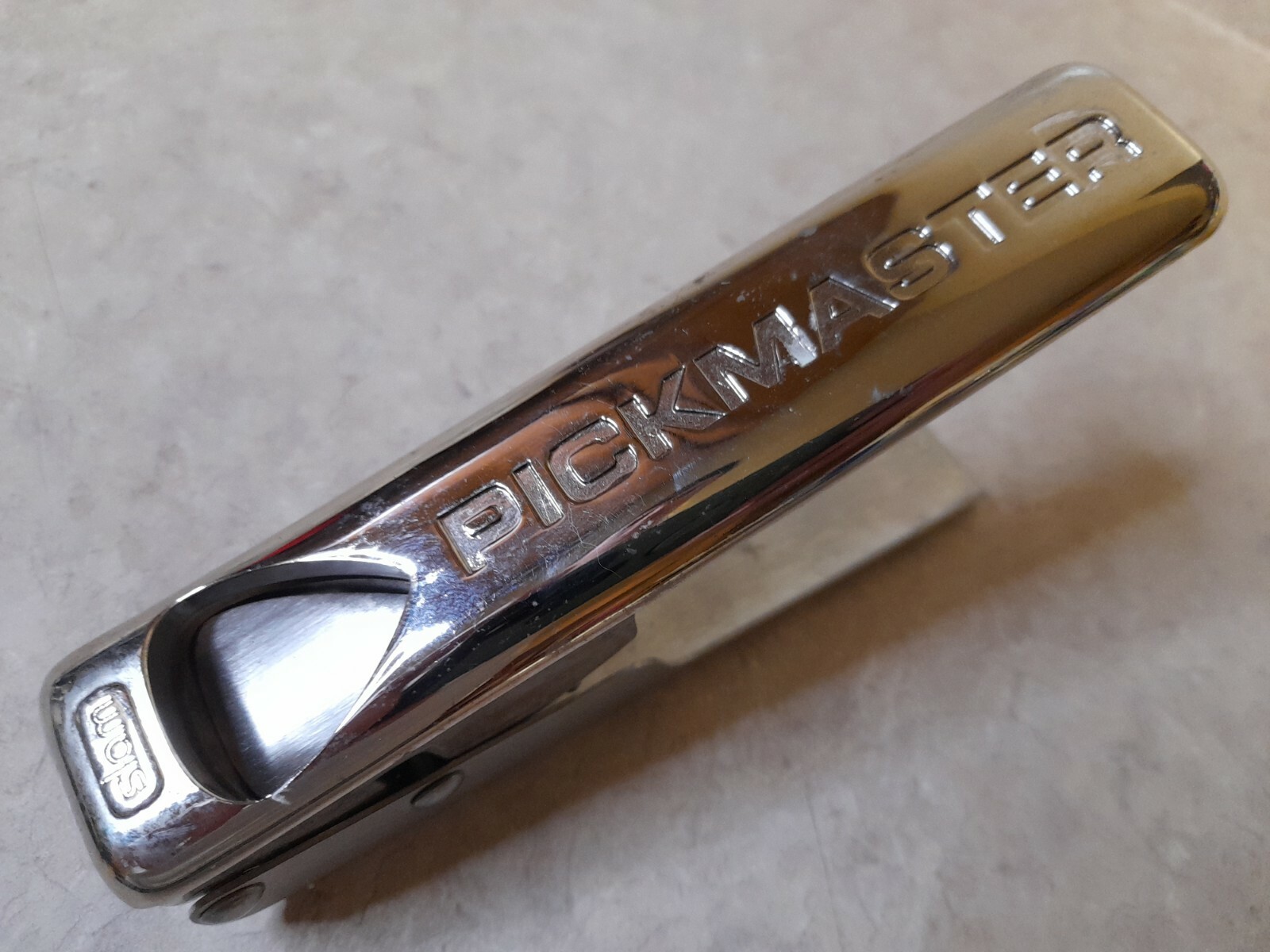 Pickmaster est une machine perforatrice de médiator personnalisé