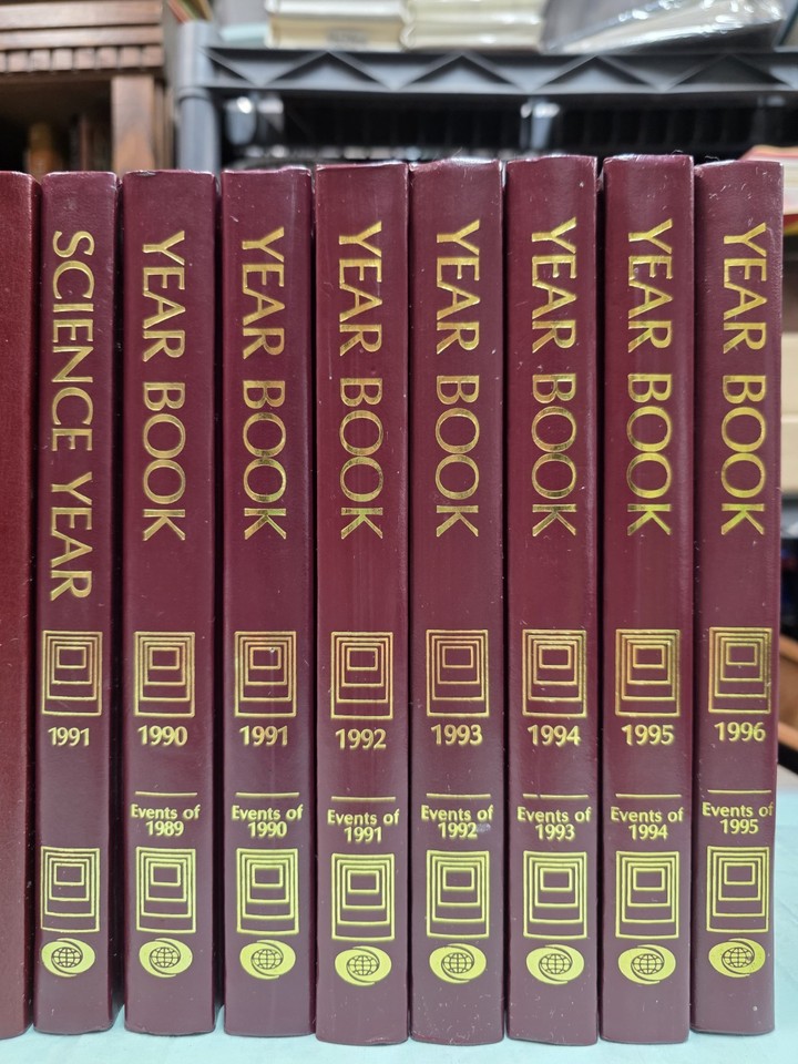 World Book Encyclopedia Set 1989 Red Gold Black 29 Books Year Books ...