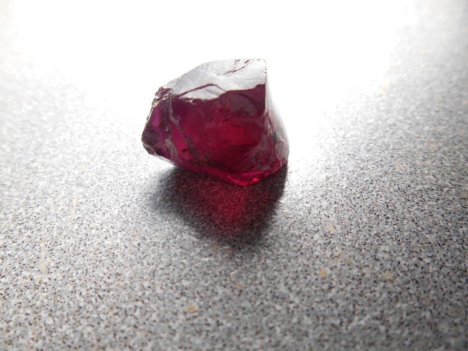 Rhodolite Garnet faceting rough. pink - 25.7 cts. clean. not to dark ...