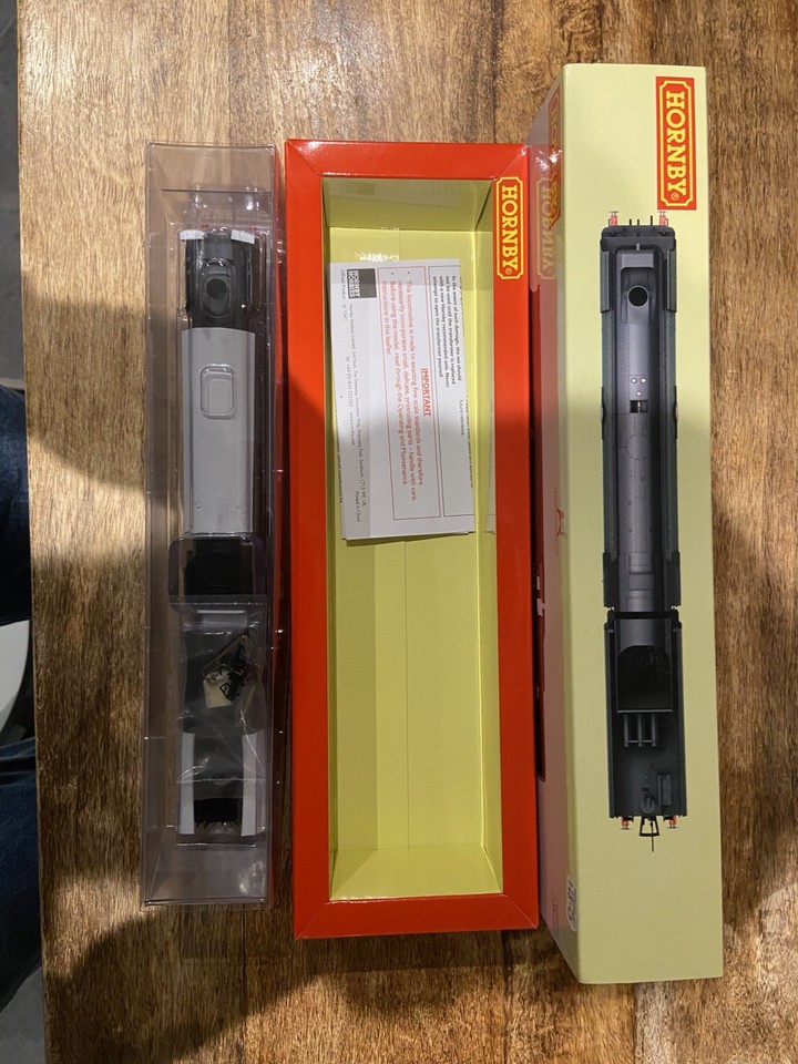 Hornby R3436 (early) BR 4-6-2 Merchant Navy Class Clan Line 35028 unrun ...