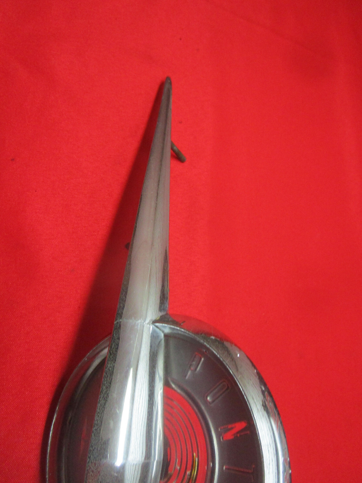 1957 PONTIAC HOOD EMBLEM ORNAMENT CRACKED BAR | eBay
