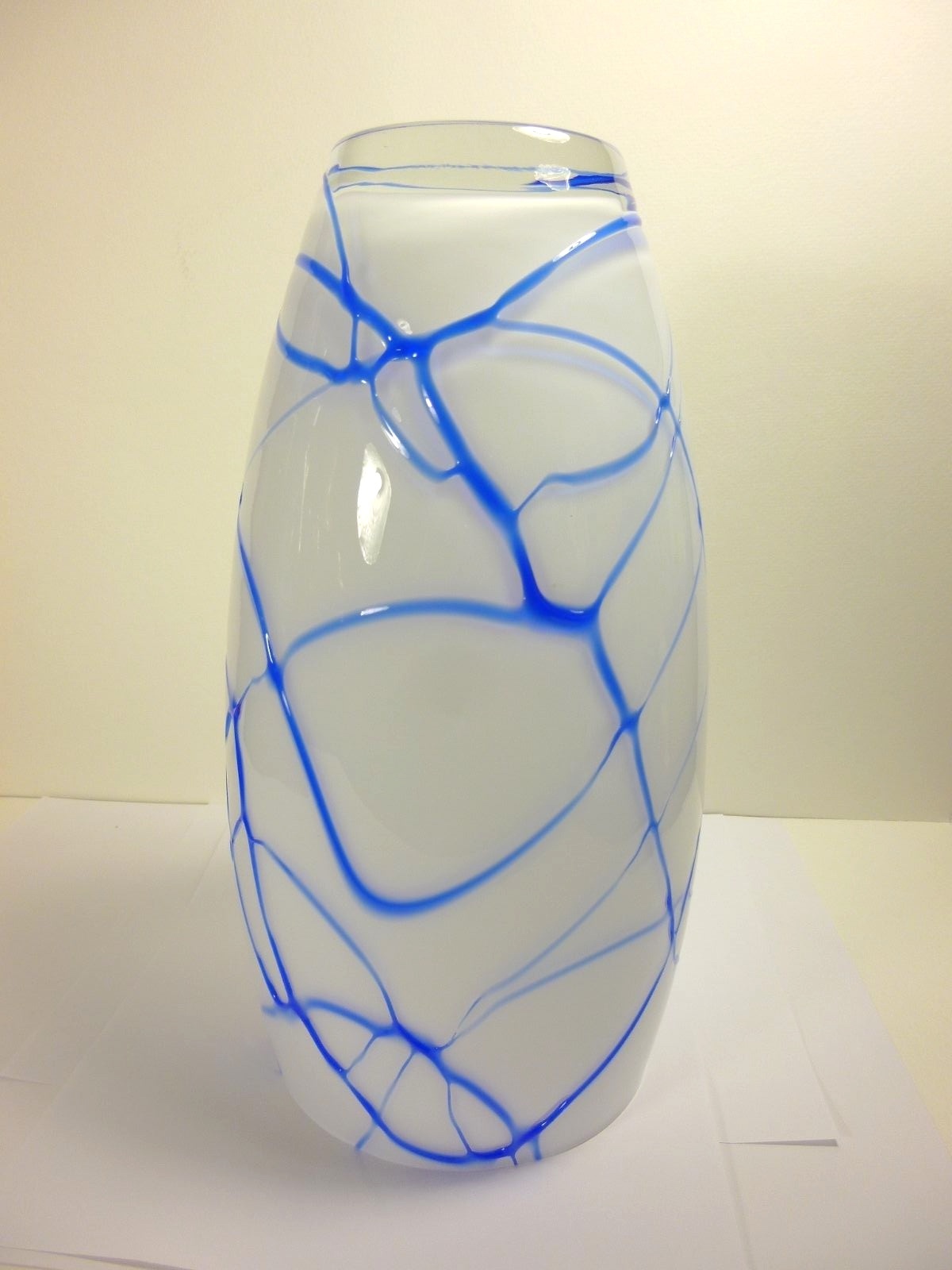 VINTAGE HANDBLOWN VASE BLUE SPIDER WEB INCASED WHITE DECOR ART GLASS 12 ...