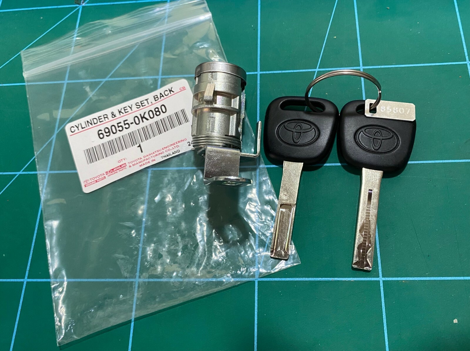 CYLINDER & KEY SET TAILGATE HANDLE LOCK 69055-0K080 TOYOTA HILUX REVO ...