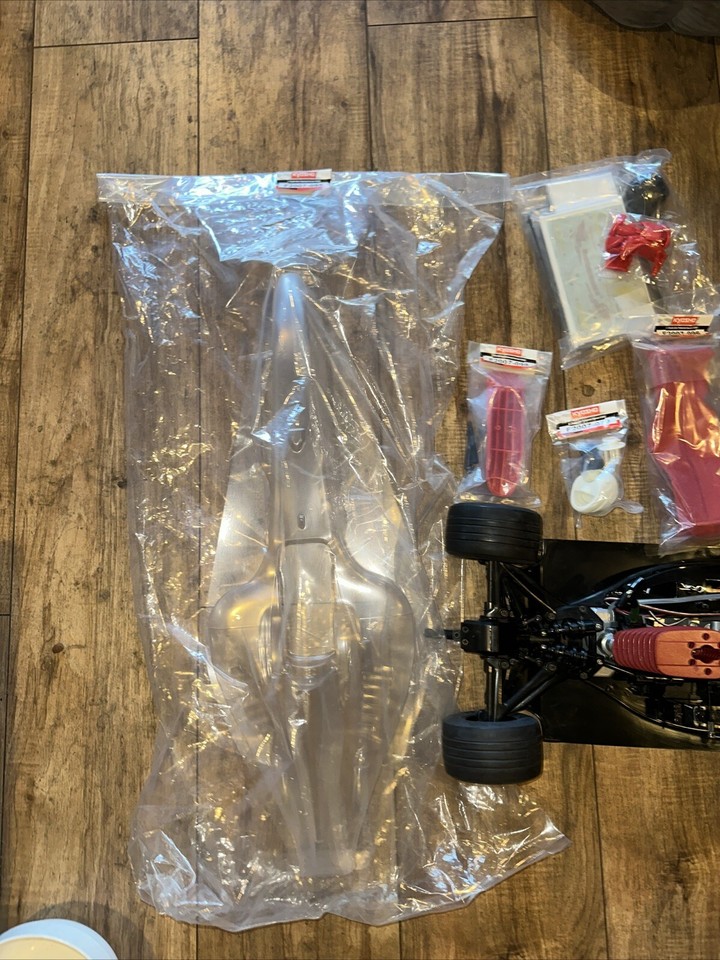 Kyosho 1/7 Scale Nitro RC Formula One, F2007 Ferrari Deagostini 1/7 ...