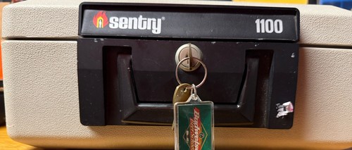 SENTRY Fire Safe Model 1100 w/ 2 keys | eBay