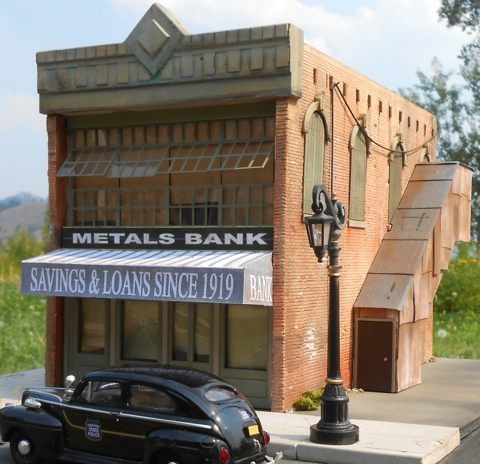 Downtown Deco O On3 On30 Scale Metals Bank Building Kit Sidewalks for ...