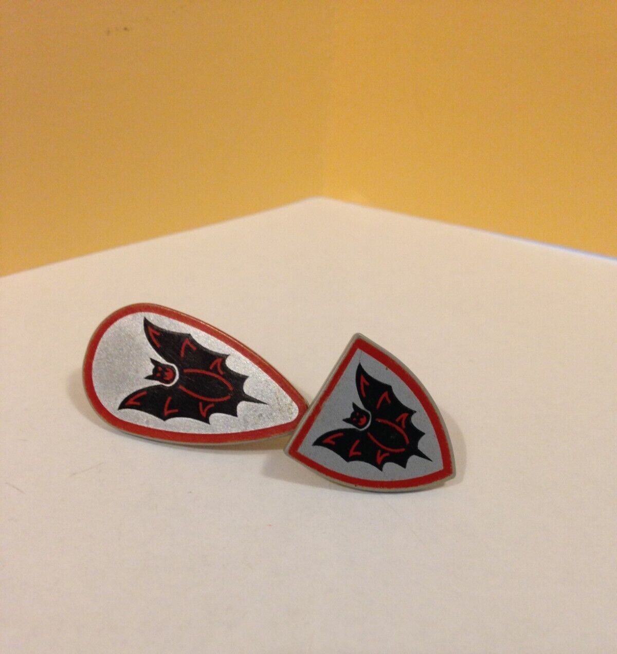 Lego 2586p4f Ovoid Shield Bat & 3846px7 Triangular Bat shield-Minifig ...