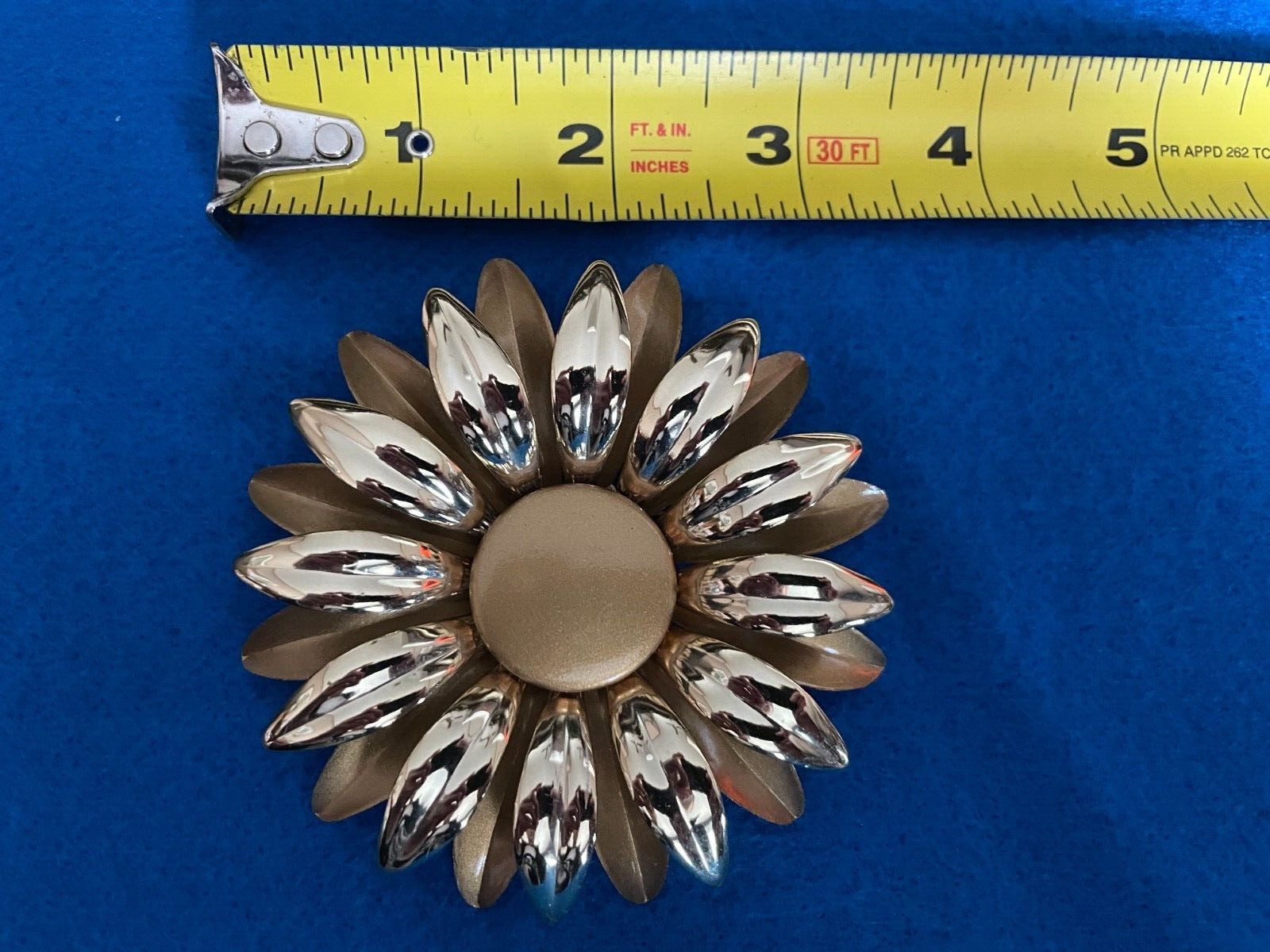 Vintage Two Toned Gold Toned Daisy Pin - Gem
