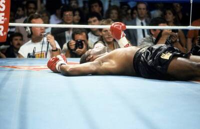 Donald Curry Lays On The Canvas After Being Knocked Out OLD BOXING ...