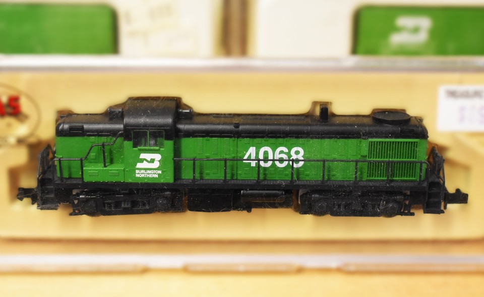 New Lot of 5 N Scale Burlington Northern Atlas Locomotive 42001 + 5 BN ...