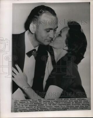 1958 Press Photo George Shipley gets congratulatory kiss from wife in ...