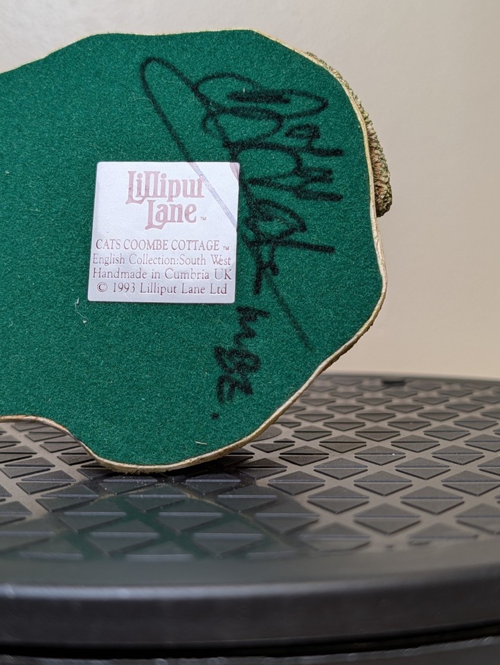 Lilliput Lane "Cats Coombe Cottage" Dated 1993 The English Collection ...