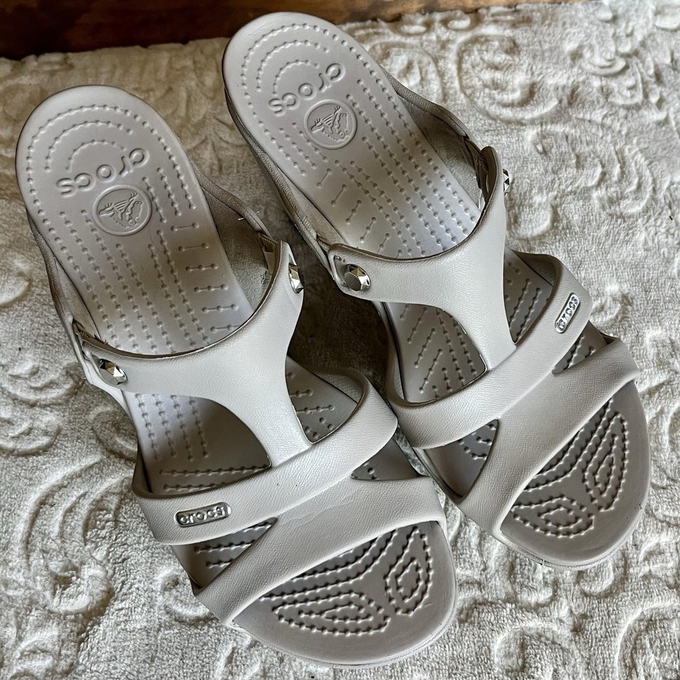 Crocs Heels Women Sz 8 Cyprus V Platinum Cushion Footbed Studded HTF ...