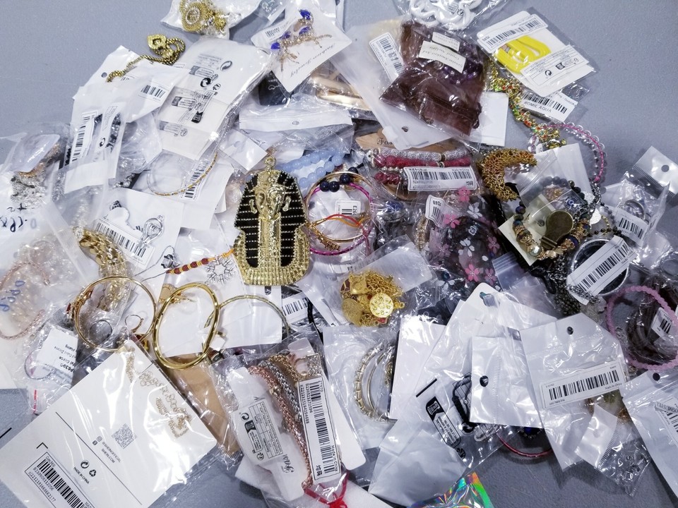 1000 Pieces of Fashion Jewelry - Bracelets, Earrings, Accessories ...