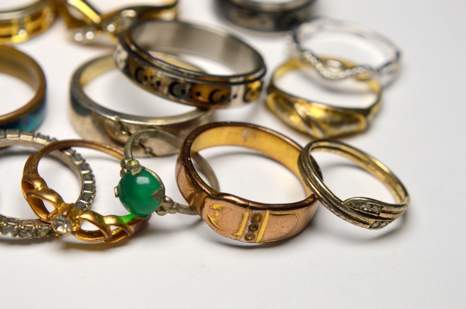 VINTAGE & MODERN RINGS BUNDLE LOT incl. GODL PLATED, CRYSTALS, PEARLS ...