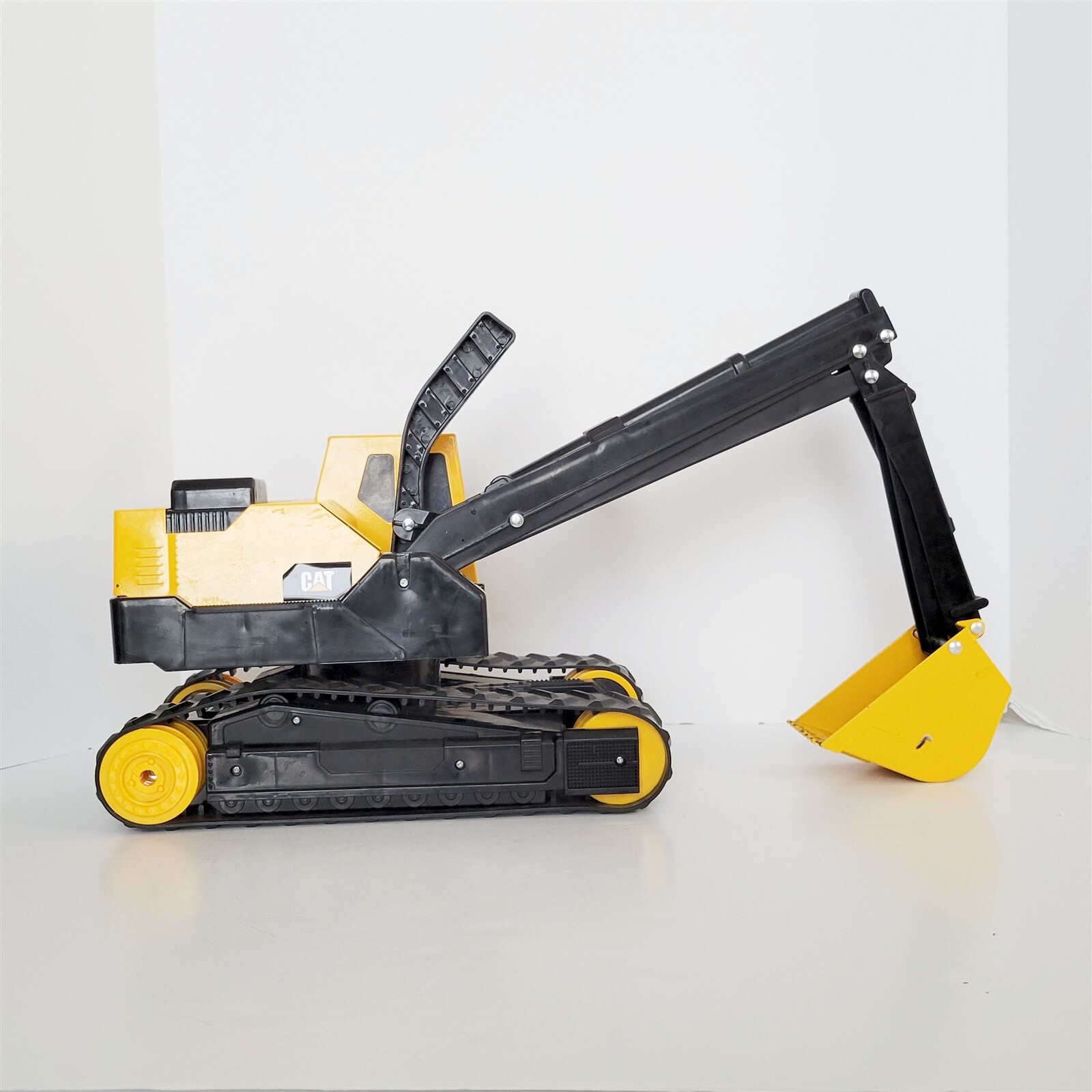 Funrise Cat CATERPILLAR Toy EXCAVATOR Construction Manual Digger ...