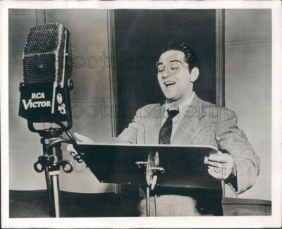 1948 Press Photo Opera Singer Robert Merrill Records RCA Red Seal ...