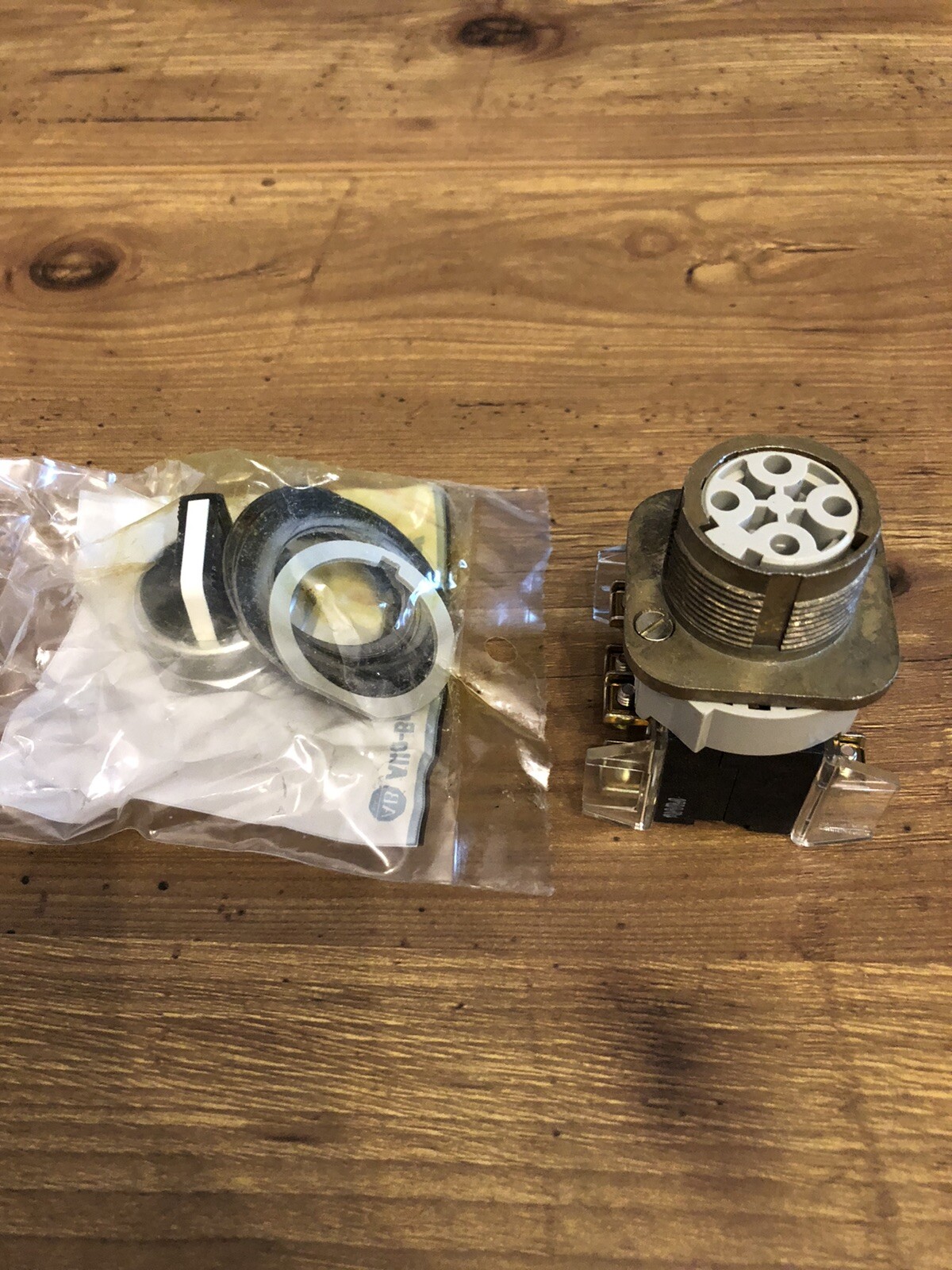 ALLEN BRADLEY 800T-H2B SER. T (AS PICTURED) NSMP | eBay