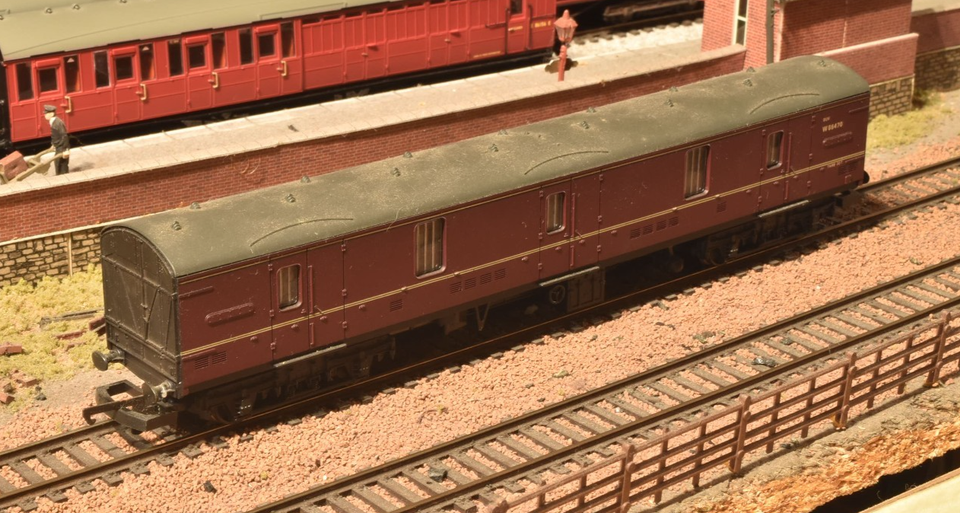 Lima long GUV parcels van W86470 and Triang long parcels van S23575 ...