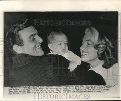 1960 Press Photo Actor Mike Connors, wife Mary Lou & baby Dana Lee in ...