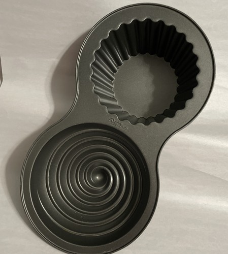 Wilton Giant 3D Cupcake Pan Two Sided Cup Cake Oversize 15.55