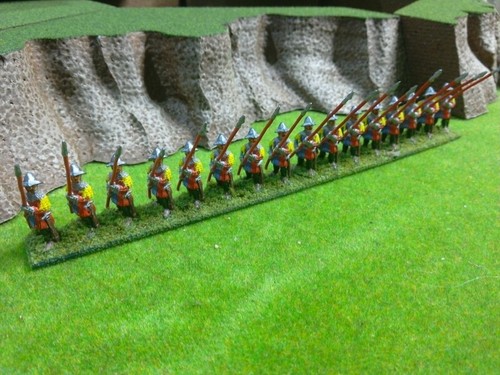25/28mm vintage painted metal Medieval Swiss pikemen x16 pikes angled ...
