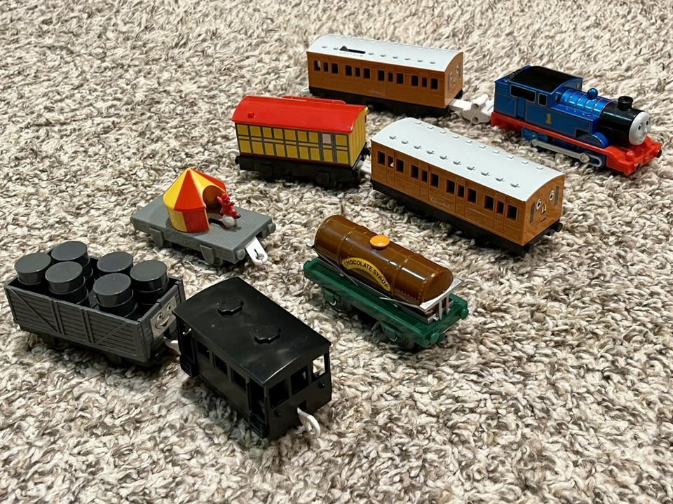Tomy 2005 Thomas Motorized Steam Along Thomas Annie Clarabel and More ...