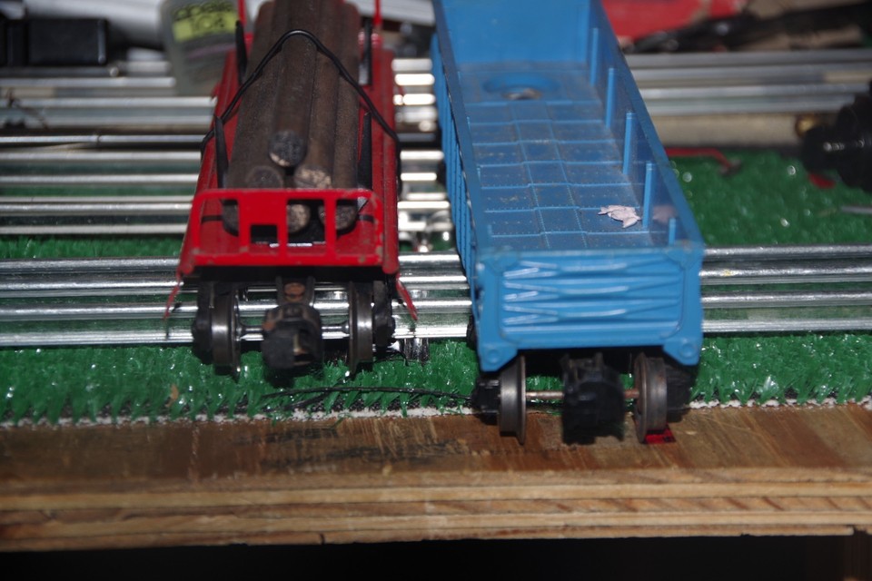 Lionel 6042 Light Blue Gondola & 6121 Red Flat Car With Wooden Poles ...