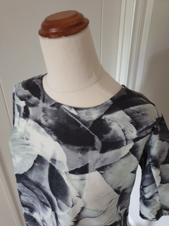 ELK THE LABEL | BNWT Black Feather Print Slim Box Top - Size XS | eBay ...