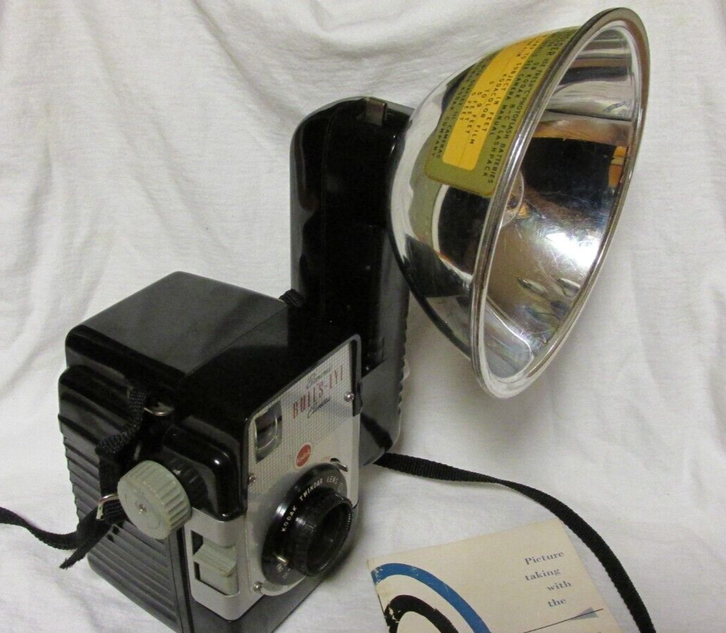 Vintage 1950s Kodak Brownie Bull's-Eye Camera with Flash & Bulb ...