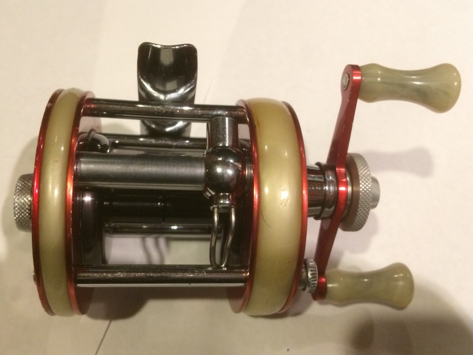Abu Ambassadeur 2500 Red Baitcaster Reel – (Sweden) – Case Included ...