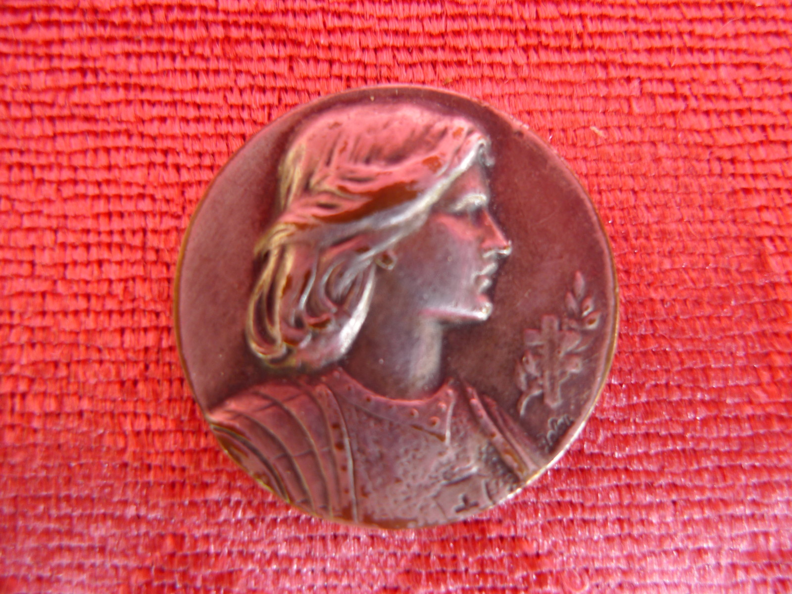 Medallion with women relief, old plate, signed - Gem