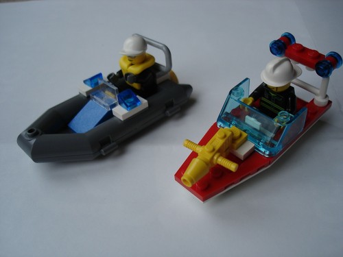 Lego City 30011 Police Dinghy and 4992 Fire fighter speed boat launch ...