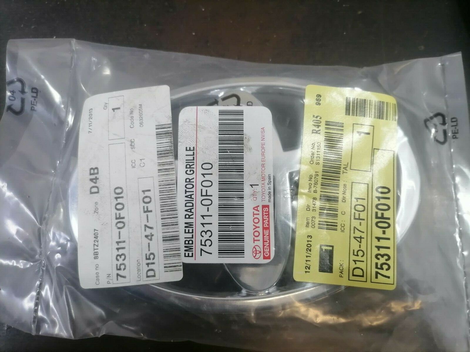 EMBLEMA ANTERIORE TOYOTA COROLLA VERSO 2004 >2009 ORIGINALE 75311-0F010 ...